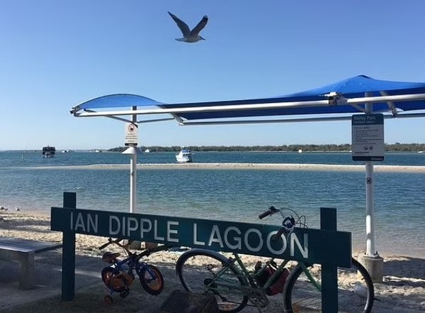 Homem flagrado fazendo sexo em lagoa sai da água e exige que espectadores entreguem os seus ...