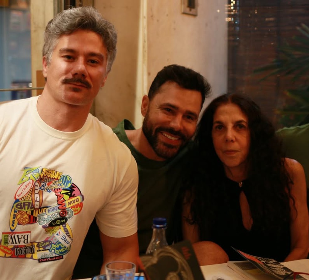 Rodrigo Sant’anna aparece em clique raro ao lado do marido em evento no Rio