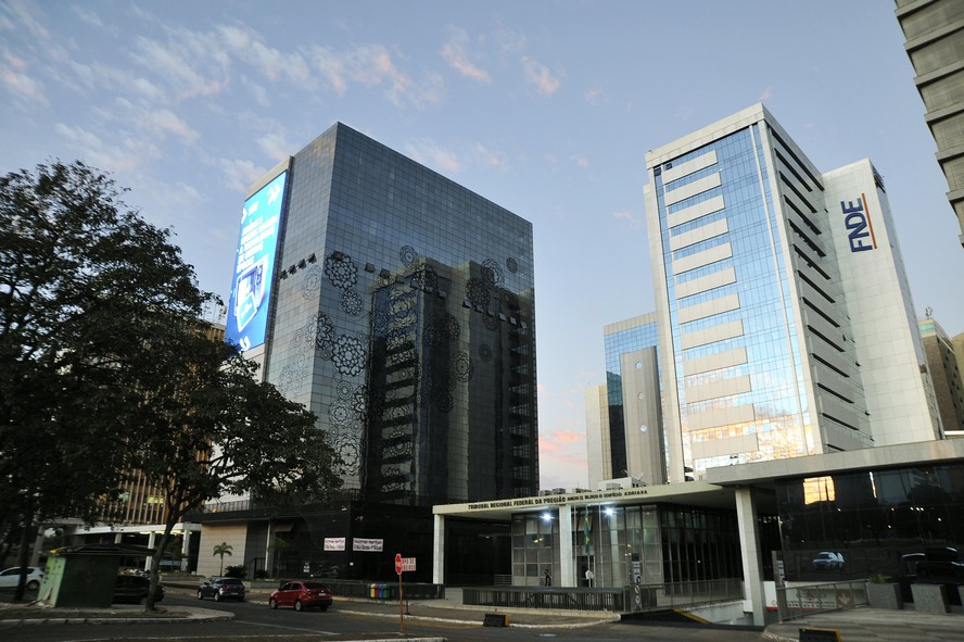 TRF1 publica edital com 17 vagas e salários iniciais de até R$ 16 mil