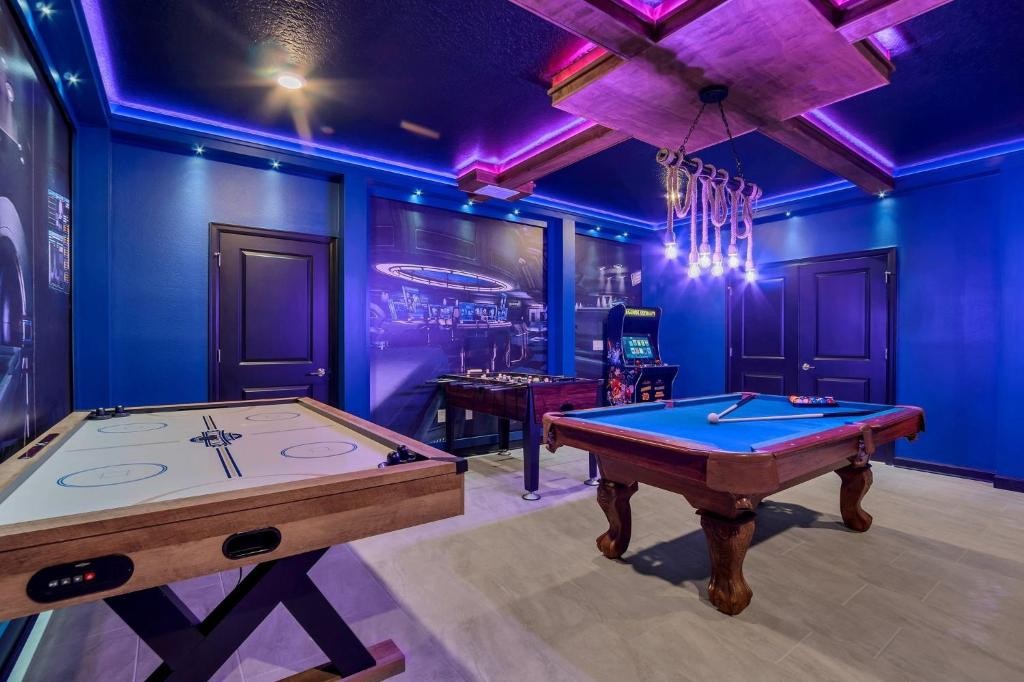 Mansão temática de Deborah Secco com nove quartos nos EUA pode ser alugada por R$ 3 mil a diária ...