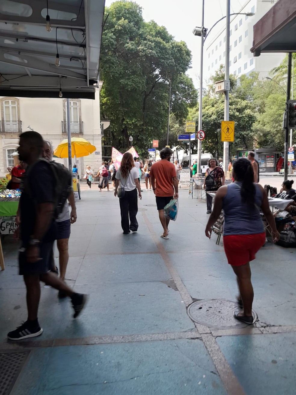 Ex de Deborah Secco, Hugo Moura e nova namorada passeiam juntos, no Rio