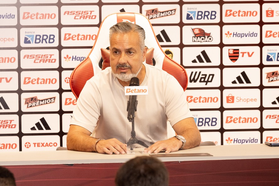 José Boto protesta contra atuação da arbitragem em empate do Flamengo ...