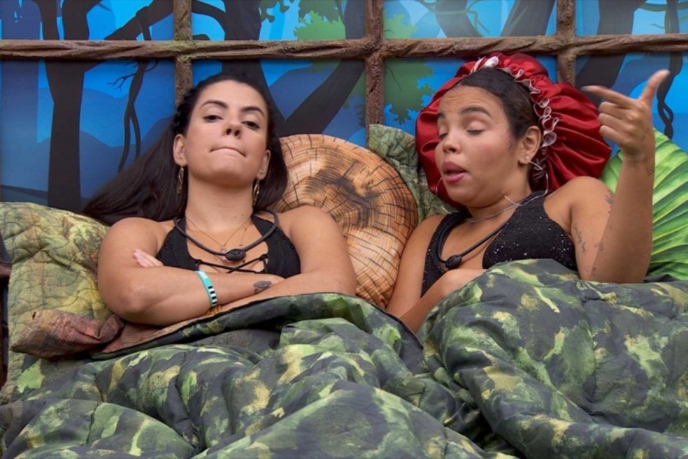 MC Binn e a mãe posam como Nanda e Pitel, do 'BBB 24', com viseira e touca de cetim