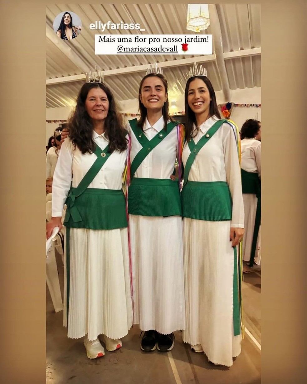 Maria Casadevall participa de ritual ao lado da namorada: 'Estou fardada no Santo Daime'