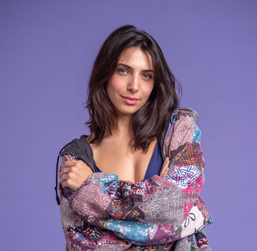 Nos resumos da novela 'Elas por elas', Ísis faz exame de DNA para saber se é irmã de Giovanni