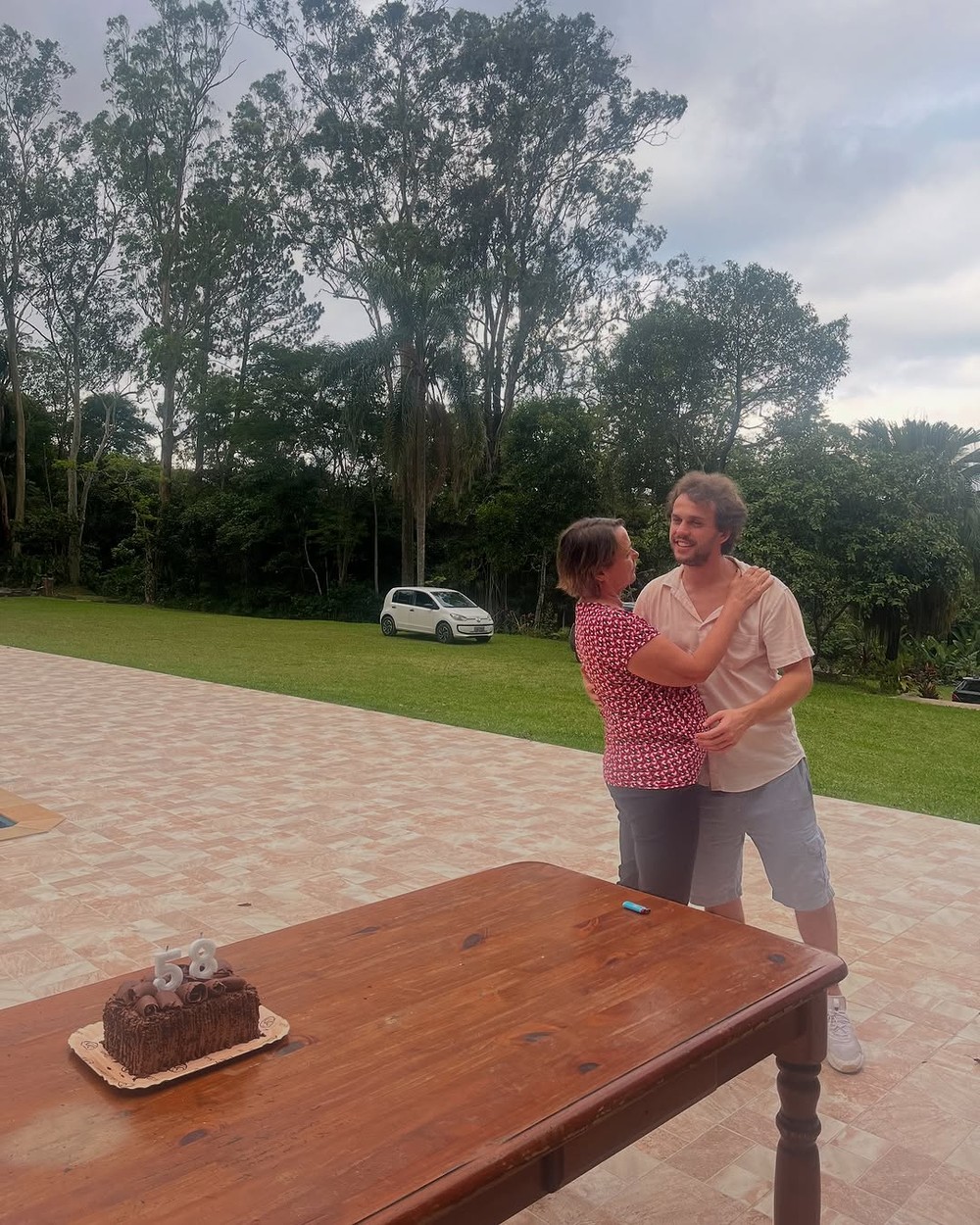 Longe da TV, Giulia Gam curte passeio de barco acompanhada; fotos