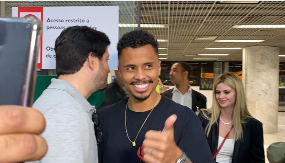 Mulher de Allan rouba a cena na chegada do novo jogador do Flamengo e ...