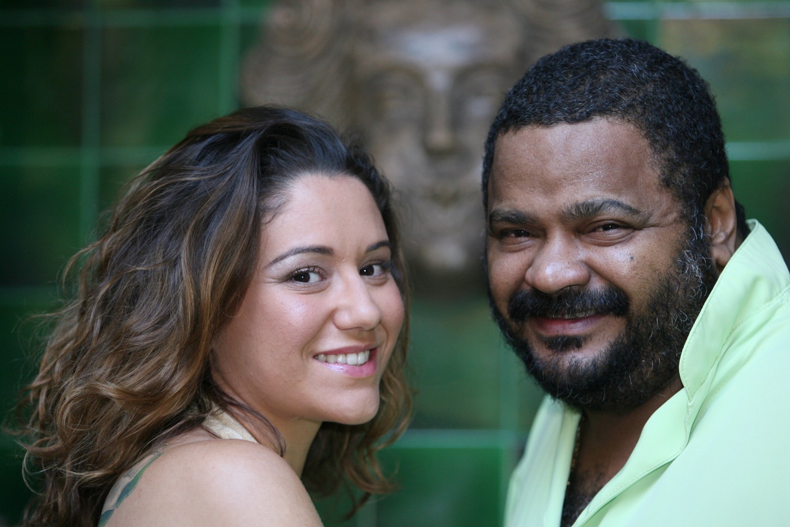 No velório de Arlindo Cruz, Flora Cruz chora sobre caixão do pai