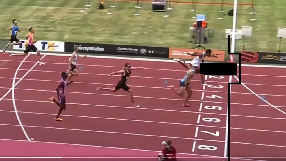 Atleta deixa o pênis escapar do short durante prova de 400 metros com ...