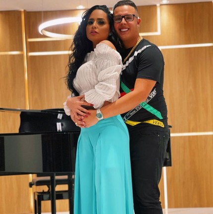 Perlla posa com o marido, que deixou a prisão após 10 meses: 'Orgulho ...