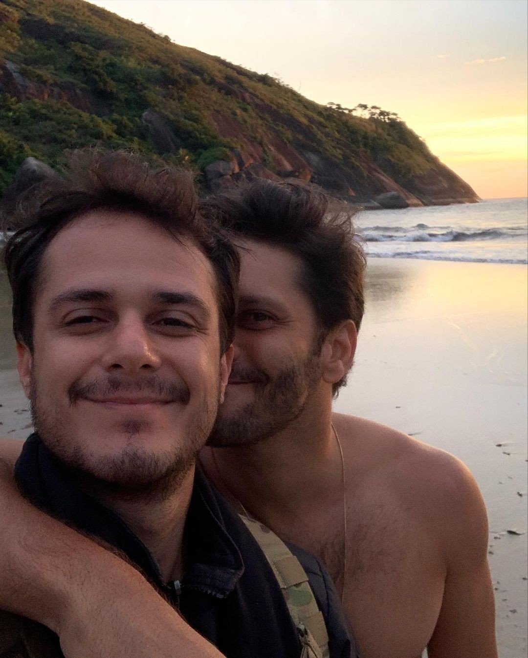 Armando Babaioff se declara no aniversário do namorado: 'Te amo'