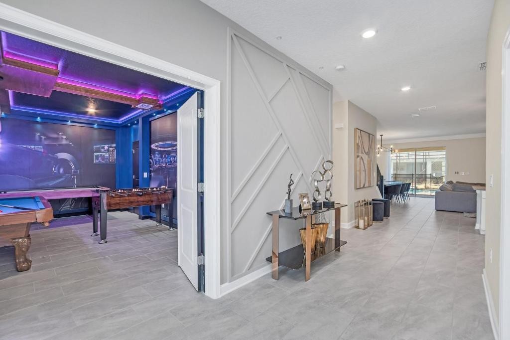 Mansão temática de Deborah Secco com nove quartos nos EUA pode ser alugada por R$ 3 mil a diária ...