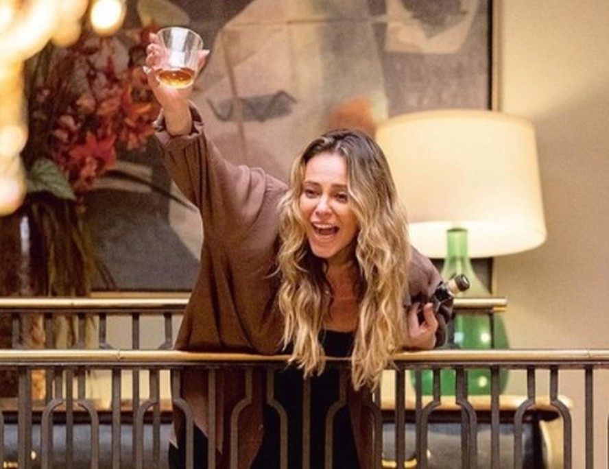 Em ‘Vale tudo’, Heleninha volta a beber e tem fotos comprometedoras vazadas