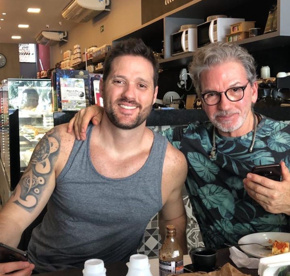 Elizabeth Savalla reúne os quatro filhos, noras e ex-marido, galã dos ...