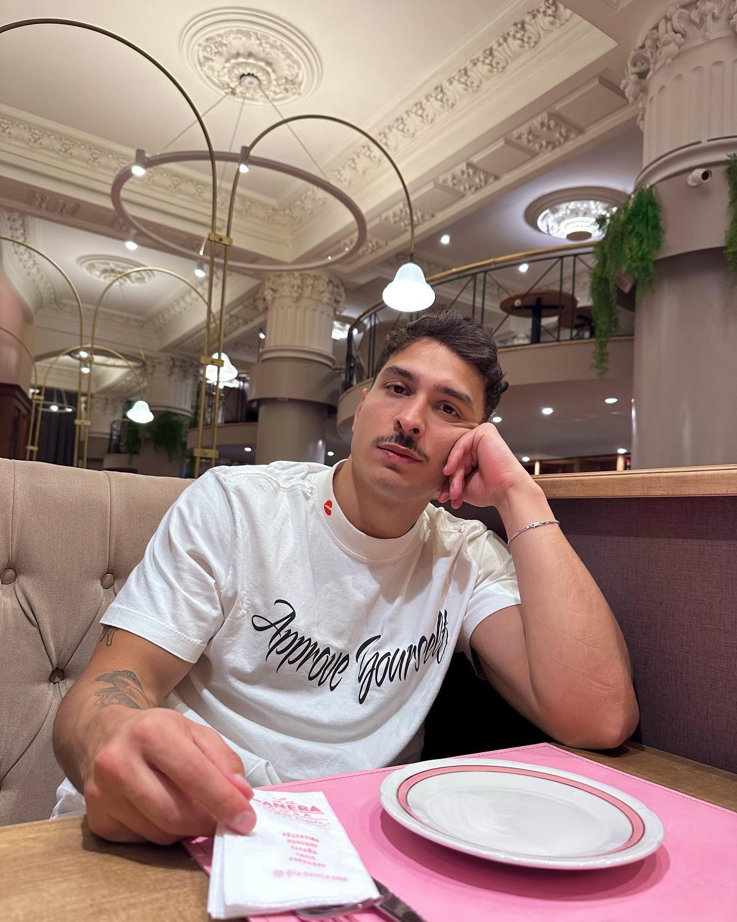 É ele! Alane viveu romance com cantor paulista de 30 anos antes de ...