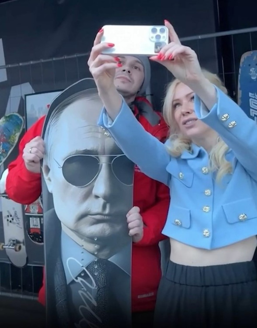 Apontada como 'nova amante de Putin' faz selfie com prancha de ...