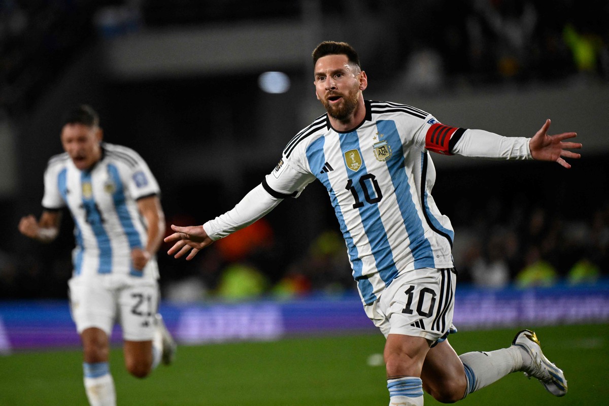 Em noite econômica, Messi abre as eliminatórias com gol de falta e ...