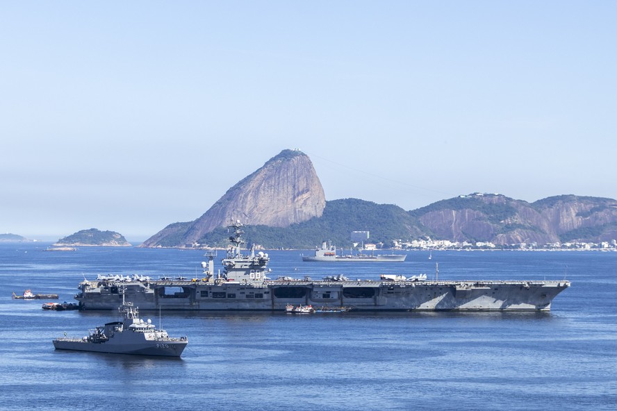 Porta-aviões americano Nimitz, perto de ser aposentado após 50 anos de ...