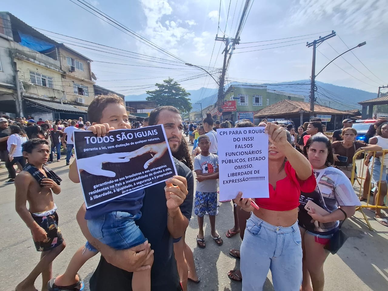 MC Poze do Rodo é libertado e deixa presídio em Bangu recebido por ...