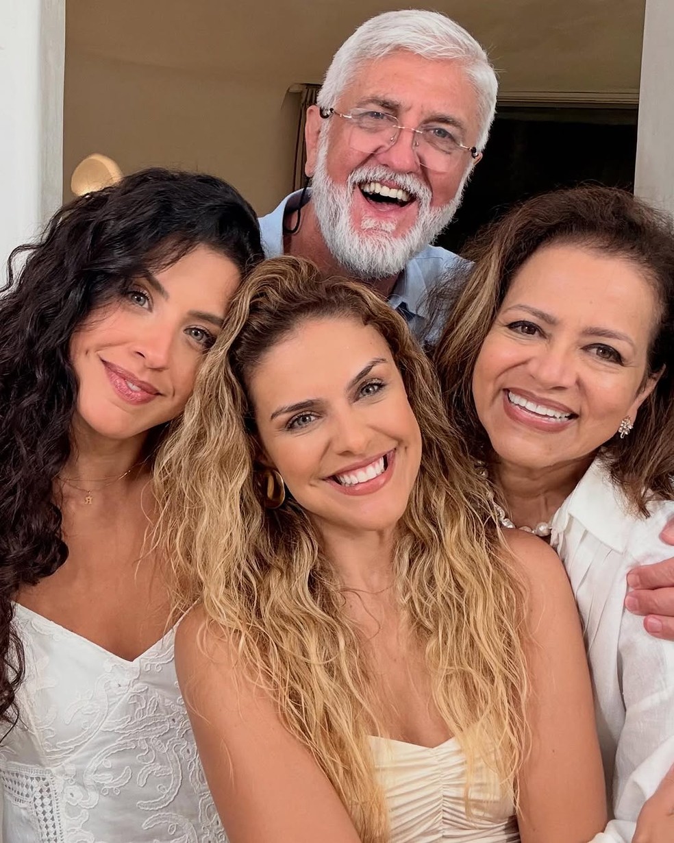 Paloma Bernardi curte praia mexicana com irmã e família; veja fotos