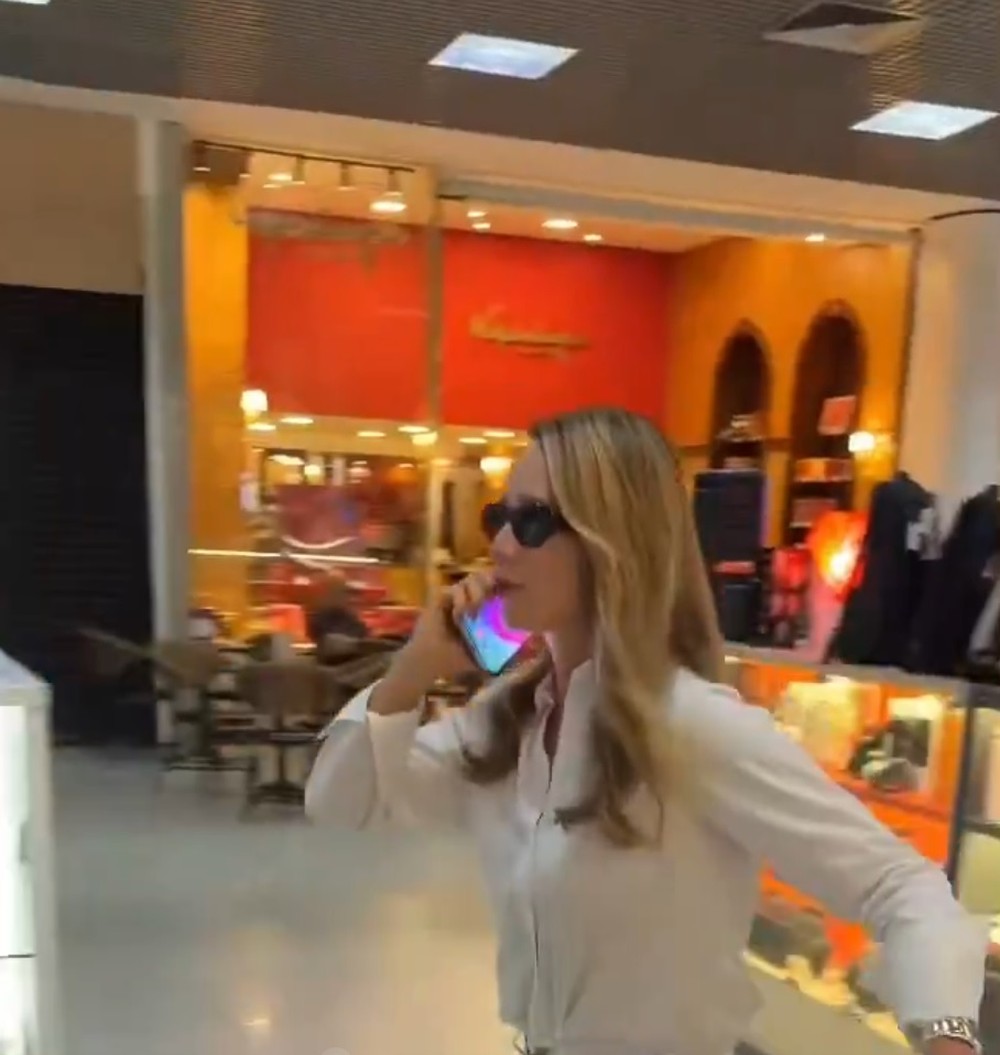 Flagrada em aeroporto, Mariana Ximenes finge falar ao telefone e até ...