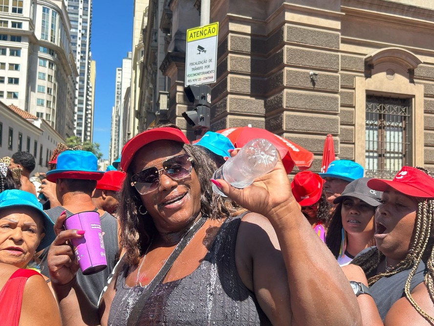Calorão Vira Inspiração De Fantasias E Muda Hábitos De Foliões No