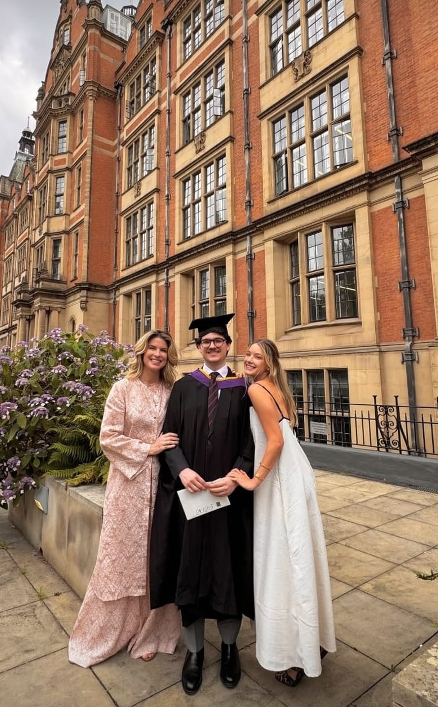 Rita Lobo surge em clique raro com os filhos na formatura do mais velho ...