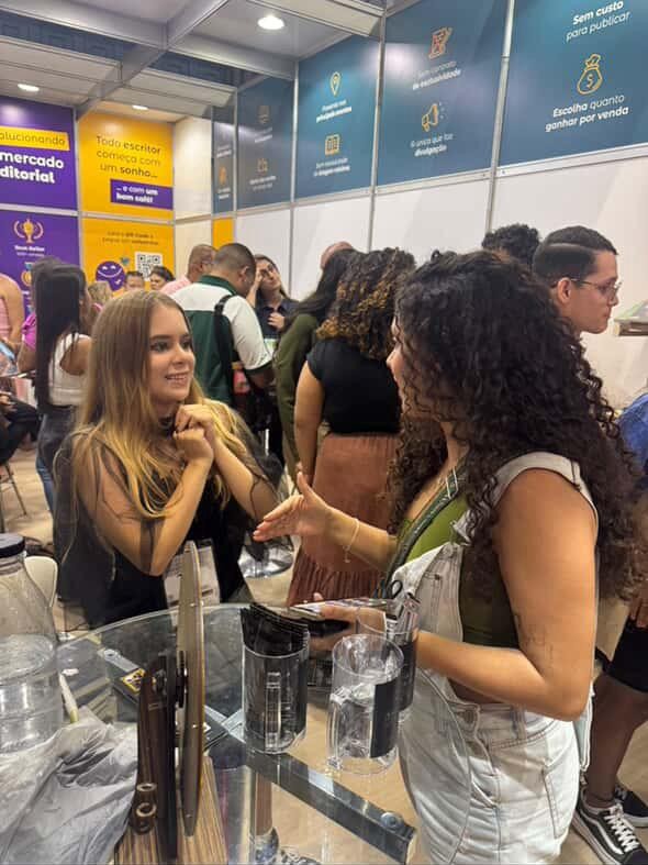 Escritora independente de 20 anos que viralizou na Bienal consegue ...