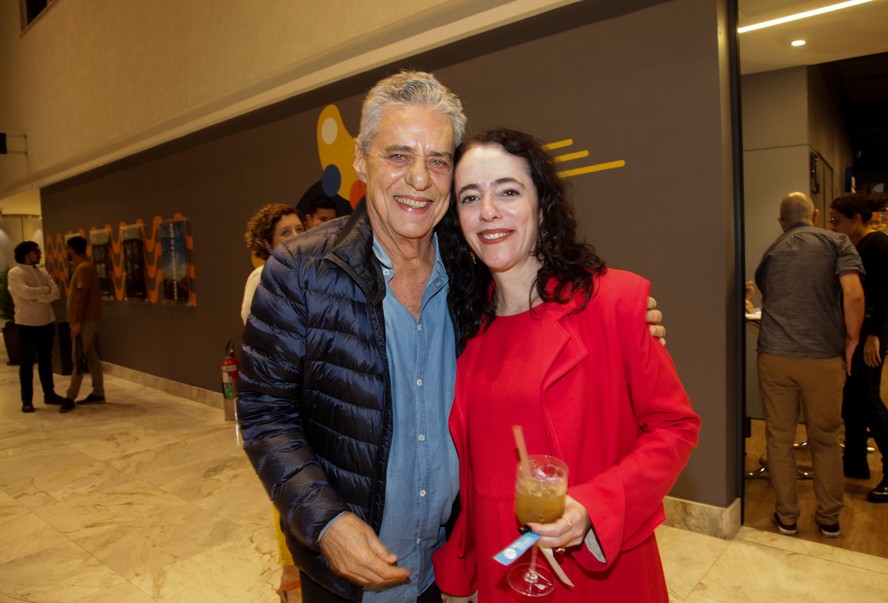 Em rara aparição, Chico Buarque posa com a filha mais velha em evento ...