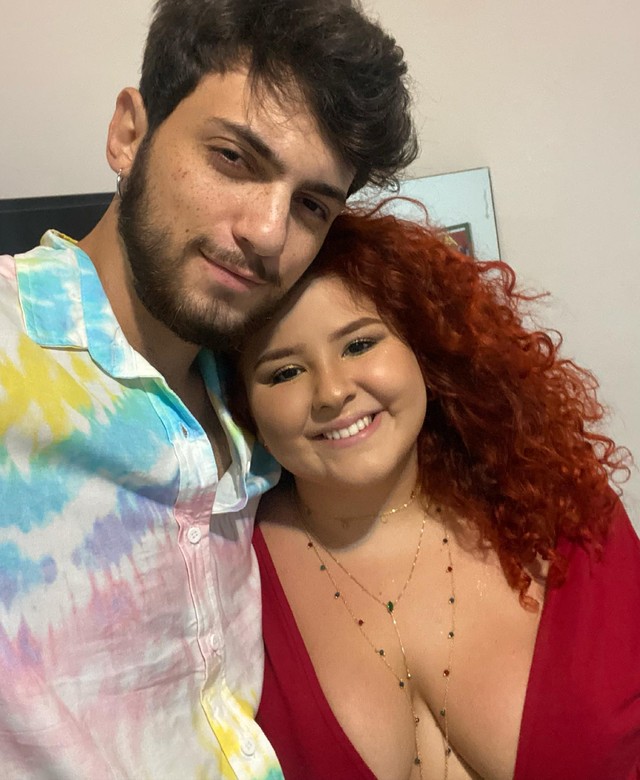 Beijoqueira! Sucesso em 'Elas por elas', Castorine exibe paixão pelo namorado ator