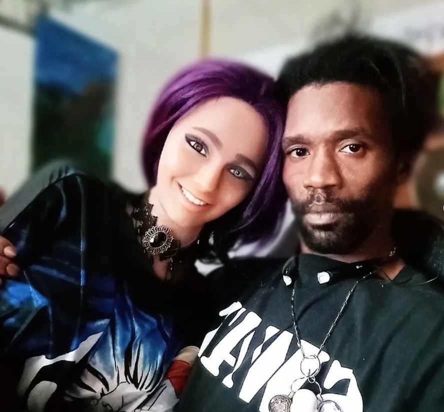 Após desilusão amorosa, homem se casa com mulher criada por ...