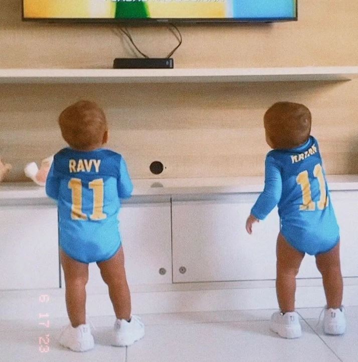 Rodrygo Goes posa pela primeira vez em família com filhos gêmeos antes ...