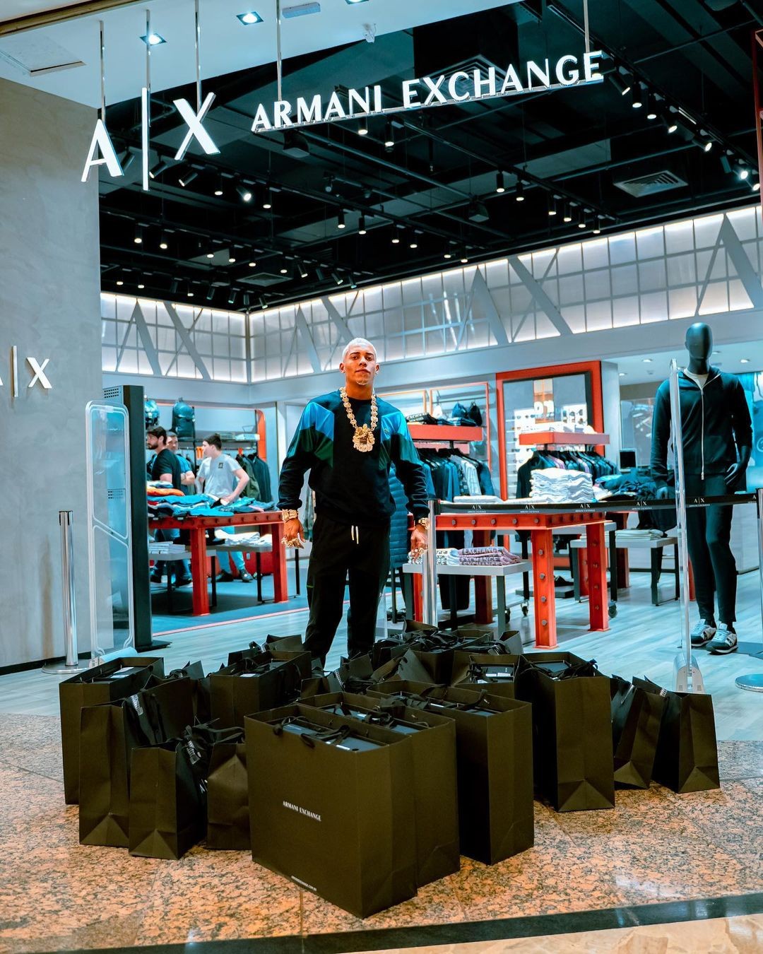 Pai de cinco, MC Poze é visto com ex, mãe da filha recém-nascida, em ...