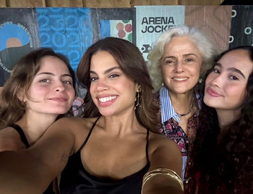 Marieta Severo faz rara aparição ao lado das netas