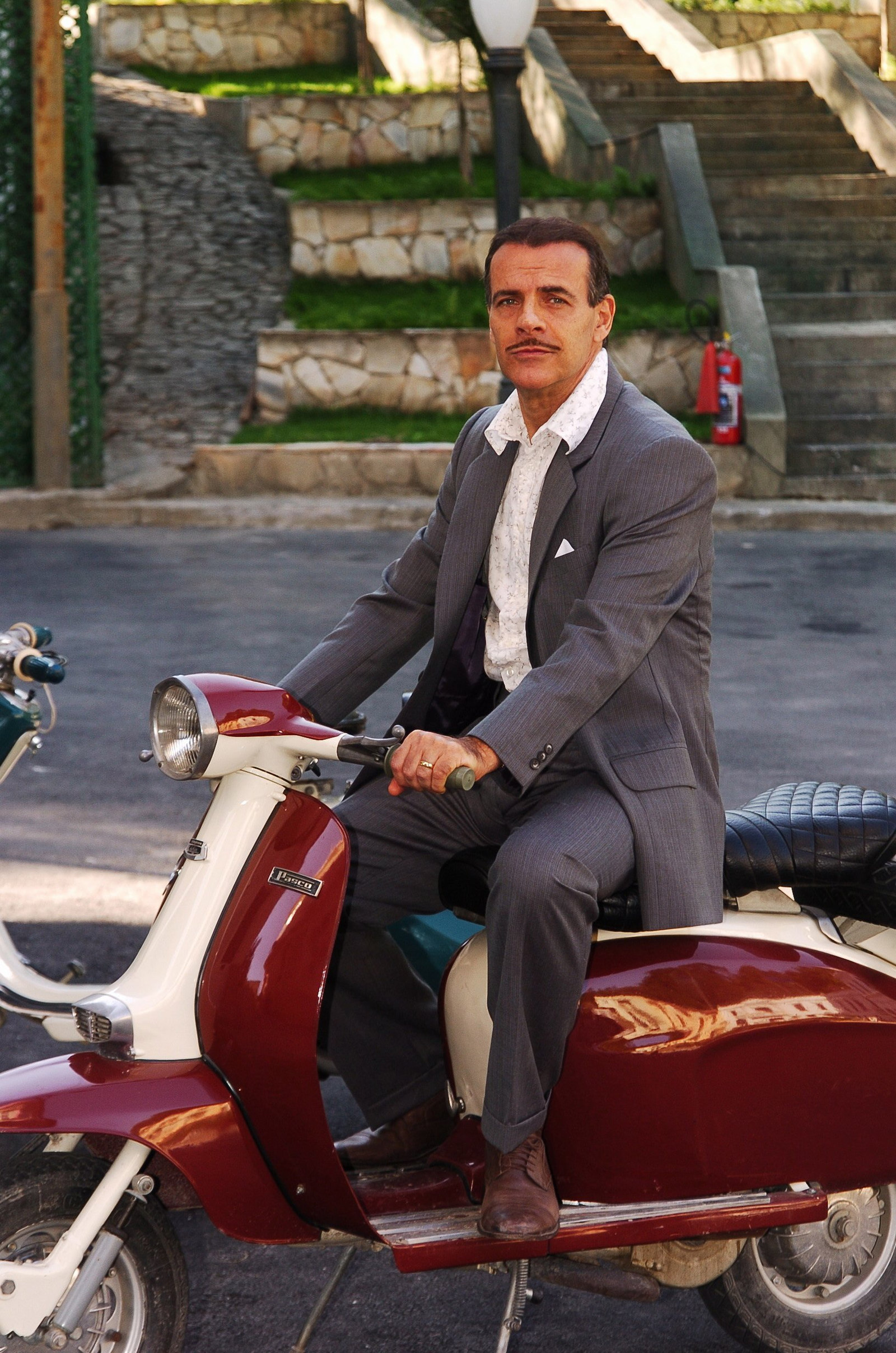 Mário Gomes é despejado da casa onde mora com a família, no Rio