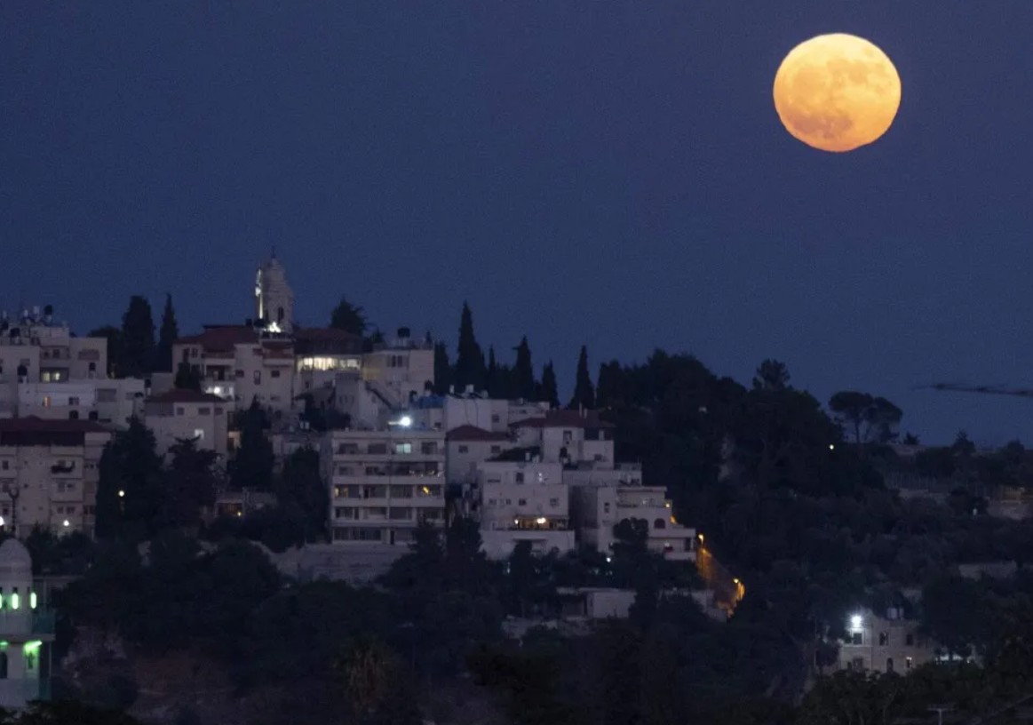 'Superlua azul': qual o melhor horário para ver o fenômeno, que só se ...