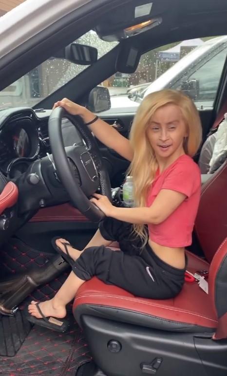 Namorada de modelo de 1,06m de altura é confundida com pedófila