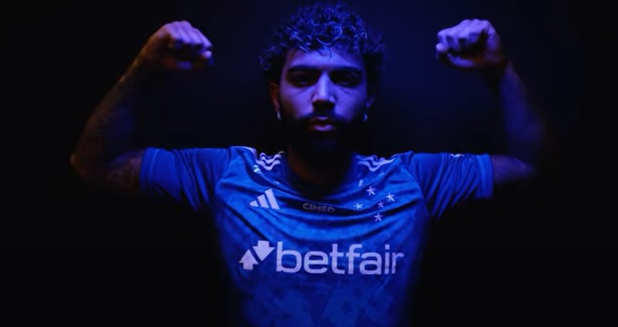 Gabigol posta vídeo na virada do ano vestindo a camisa do Cruzeiro; assista