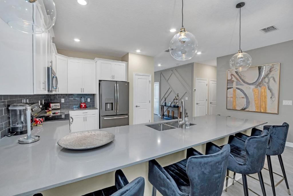 Mansão temática de Deborah Secco com nove quartos nos EUA pode ser alugada por R$ 3 mil a diária ...