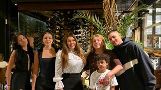 Simony posa com mulher do ex-marido, o rapper Afro-X, em aniversário da ...