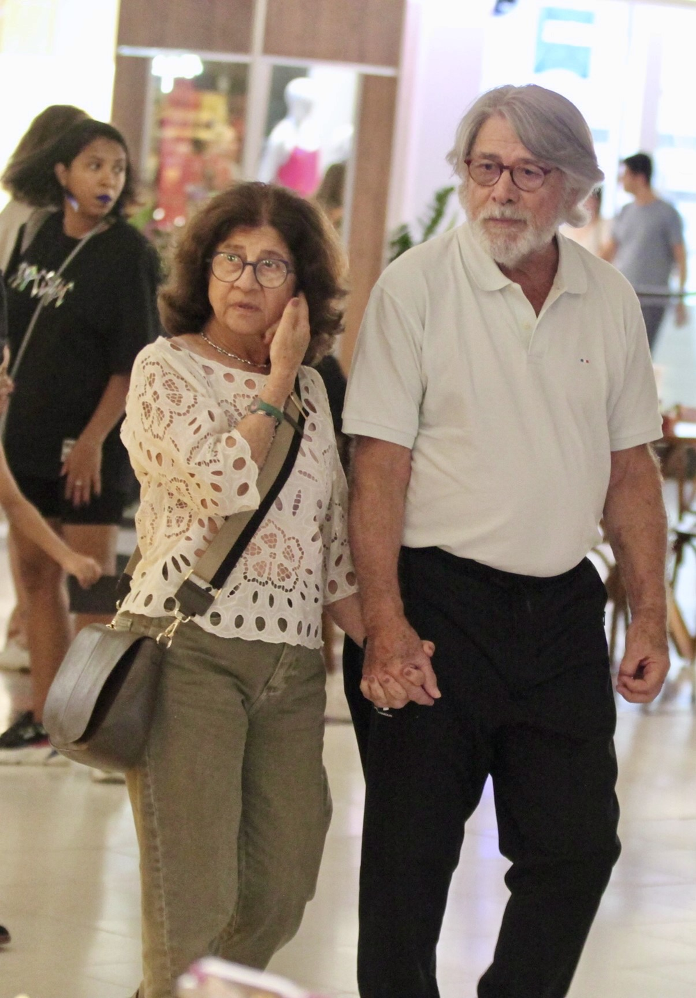 Aos 83 anos, Sérgio Chapelin faz rara aparição ao lado da mulher em ...