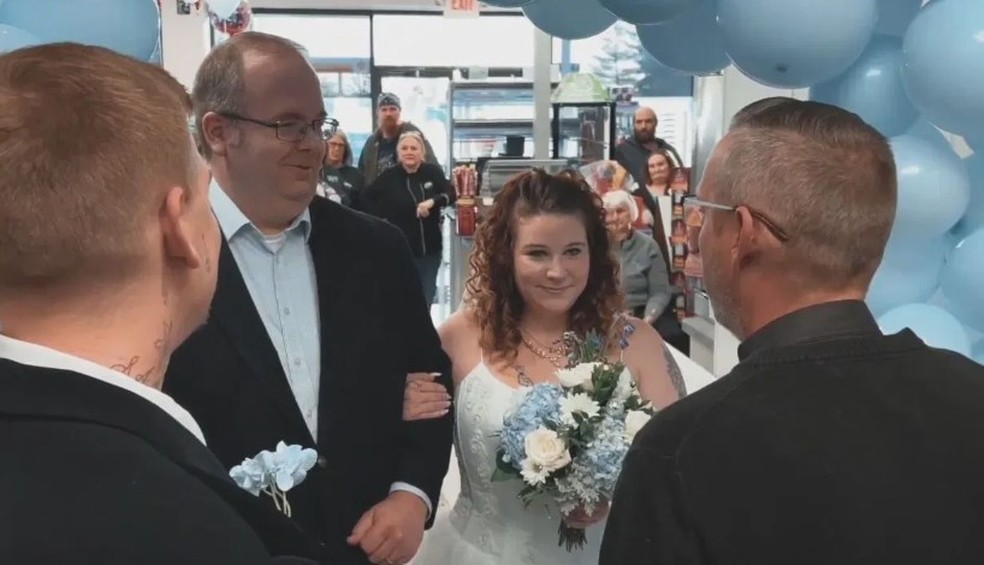 Americanos viralizam ao se casar no banheiro de loja de conveniência