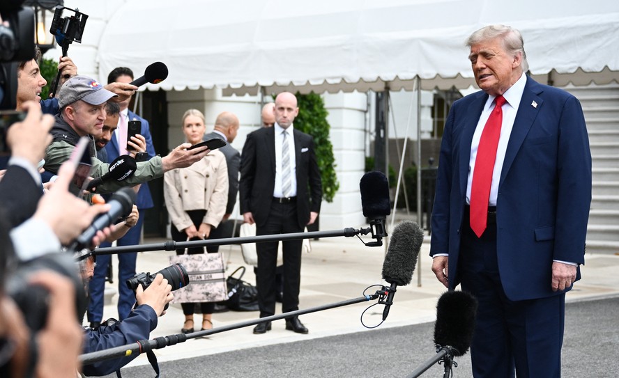 'Ele é um alvo fácil': Trump exige rendição do Irã e ameaça líder ...