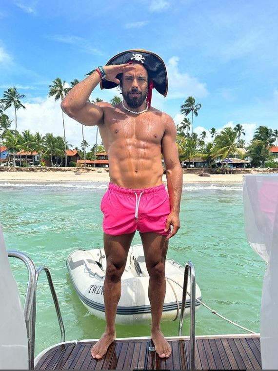 Discreta, Sandy vai com a sogra em evento no Rio e posa com ela