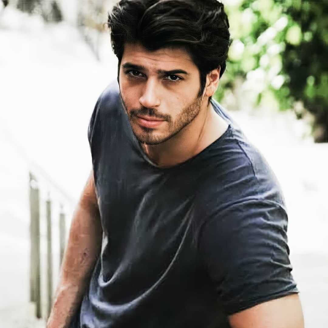 Galã turco Can Yaman estrela série que chega ao Globoplay
