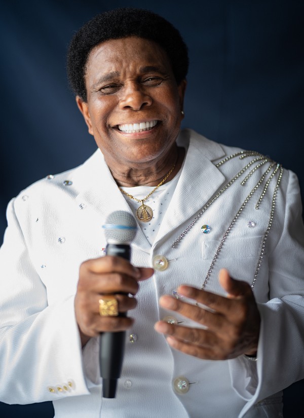 'Ainda estamos aqui': na despedida de Neguinho, Beija-Flor reúne ...