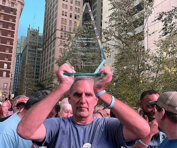 Líder da teoria da conspiração QAnon morre em acidente, mas seguidores ...