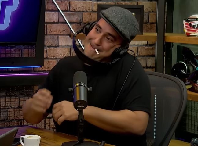 André Marques refaz famoso meme e desabafa: 'Tinha meus momentos de dores'