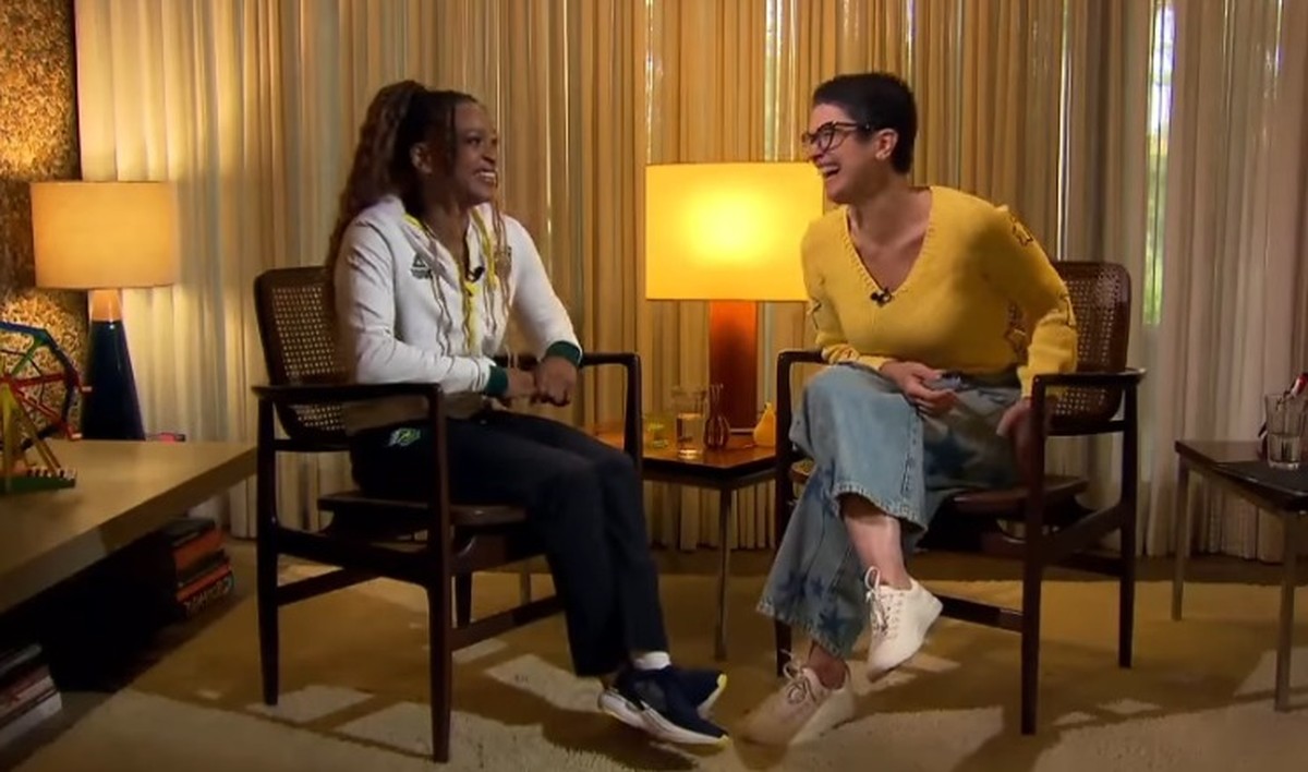 Sandra Annemberg presenteia Rebecca Andrade com tricô feito por ela nos ...