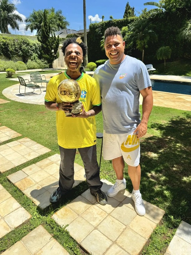 Influenciador que mostrou tanquinho para Ronaldo durante jogo do Brasil ...